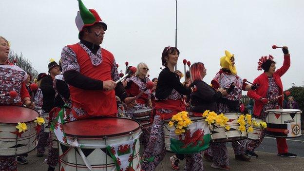 Thousands watch parades celebrating St David's Day - BBC News