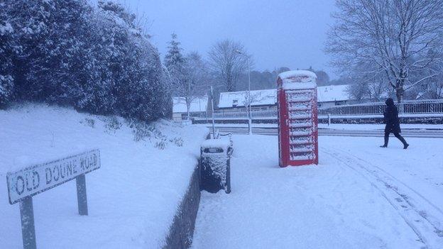 Snow closes schools and affects travel in Scotland - BBC News