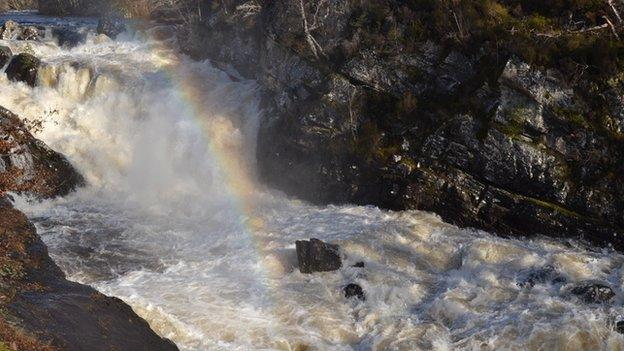 Severe gales leave 4,100 without power - BBC News
