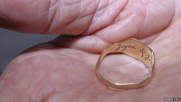 WW2 pilot's wedding ring returned to sister after 70 years - BBC News