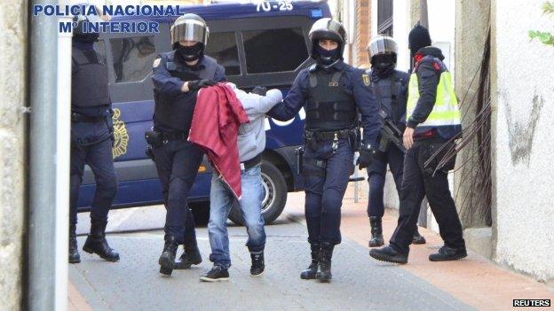Spain dismantles 'IS-linked jihadist cell' - BBC News