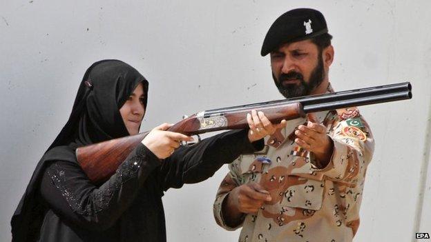 Pakistan takes aim at Sim cards in anti-terror drive - BBC News