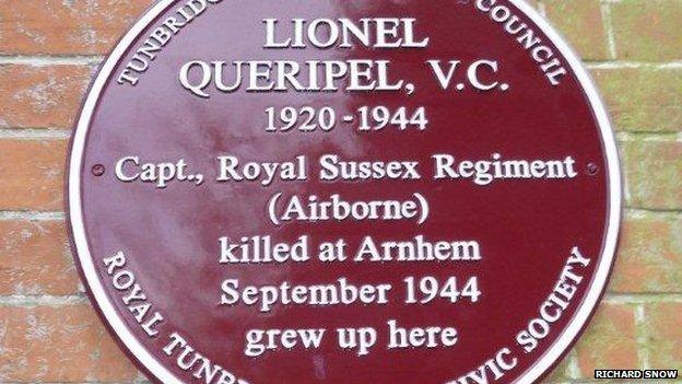 Tunbridge Wells plaque for WWII Victoria Cross soldier - BBC News