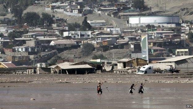 Rescued Chilean miner loses home in flash floods - BBC News