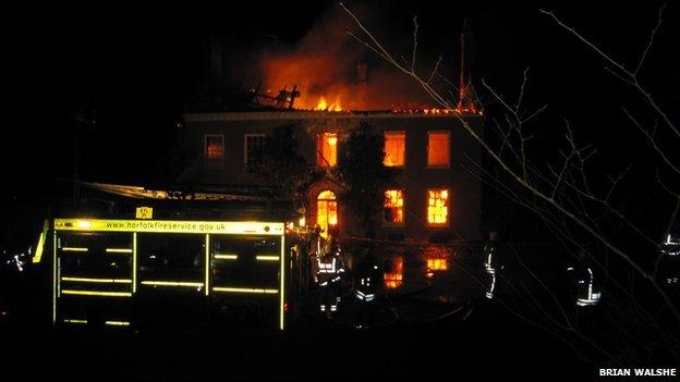 Oulton Hall fire: Norfolk investigators probe cause - BBC News