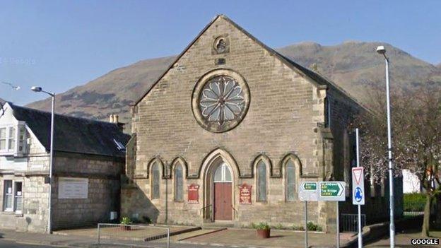 Police investigate vandalism at Tillicoultry church - BBC News