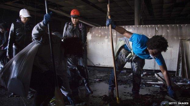 Baltimore riots: Obama condemns 'criminals' - BBC News