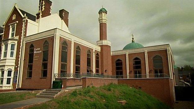 Parents withdraw Lostwithiel School children from mosque visit - BBC News