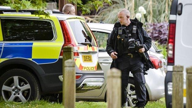 Jed Allen hunted as three found dead in Didcot house - BBC News
