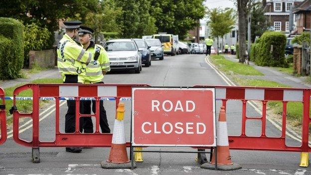 Jed Allen hunted as three found dead in Didcot house - BBC News