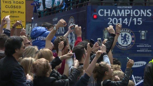 Thousands of Chelsea FC fans support victory parade - BBC News