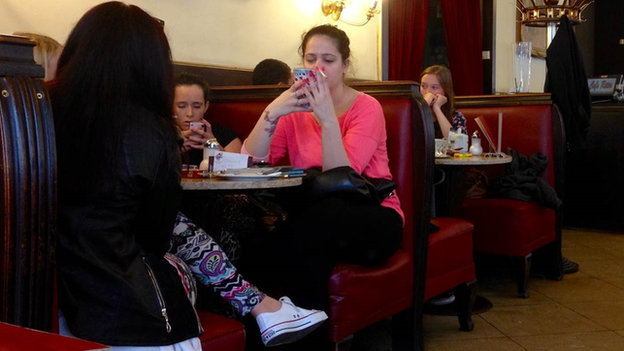 Austrians fear smoking ban threat to cafe culture - BBC News