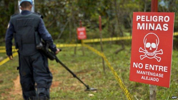 Mine clearance by army and Farc starts in Colombia - BBC News