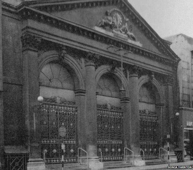Original 1856 Gloucester market gates found in council yard - BBC News