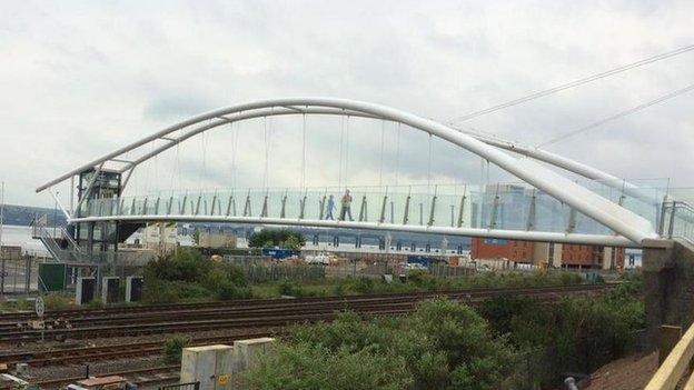 New footbridge over Dundee railway line formally opened - BBC News