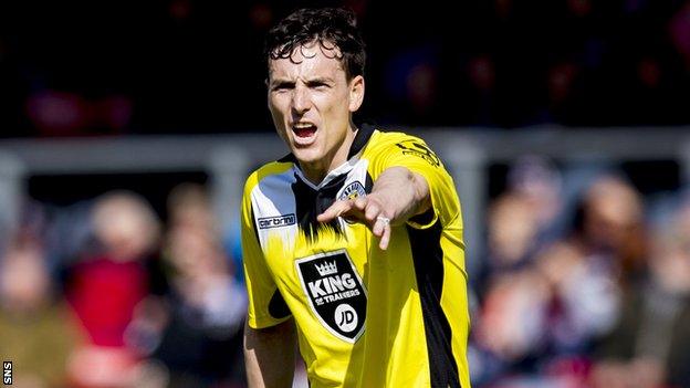 St Mirren's Alan Gow signs new one-year contract - BBC Sport