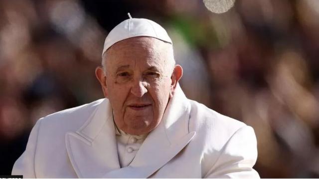 Poopu Francis ekwuola na ‘ọ ka dị ndụ’ - BBC News Ìgbò