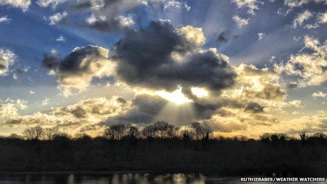 Gallery: Crepuscular rays - BBC Weather