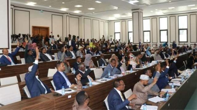 Xisbiga Himilo Qaran oo kasoo horjeestay muddo kororsi loo sameyn rabo ...