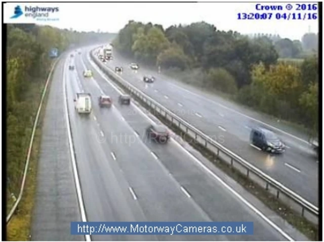 M4: Overturned lorry shuts motorway - BBC News