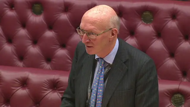 Peers debate bill to regulate medicine costs - BBC News