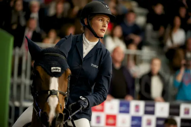 Watch: Olympia Horse Show - Puissance - who can defeat the big red wall ...