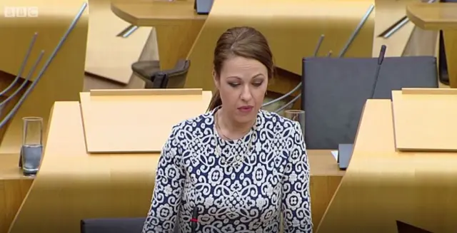 Vote of no confidence in Police Scotland defeated - BBC News