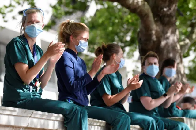 Coronavirus: UK claps for health workers on NHS anniversary - BBC News