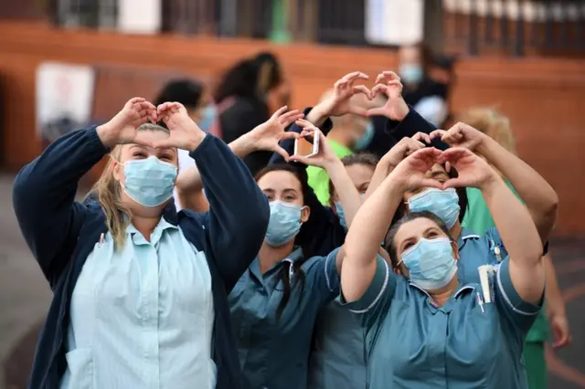 Coronavirus: UK claps for health workers on NHS anniversary - BBC News