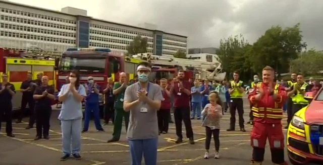 Coronavirus: UK claps for health workers on NHS anniversary - BBC News