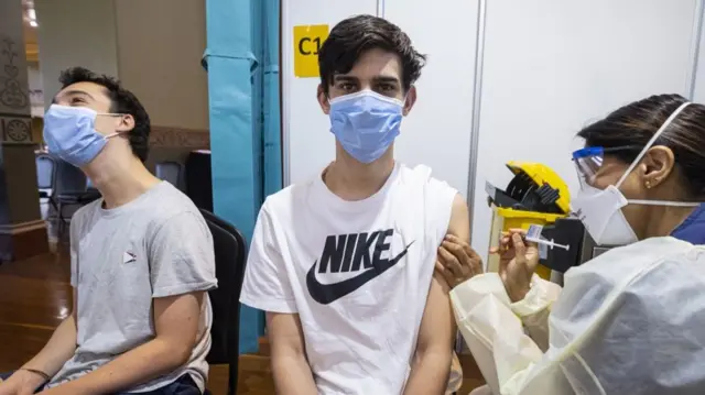 Covid: UK reports another 42,000 coronavirus cases - BBC News