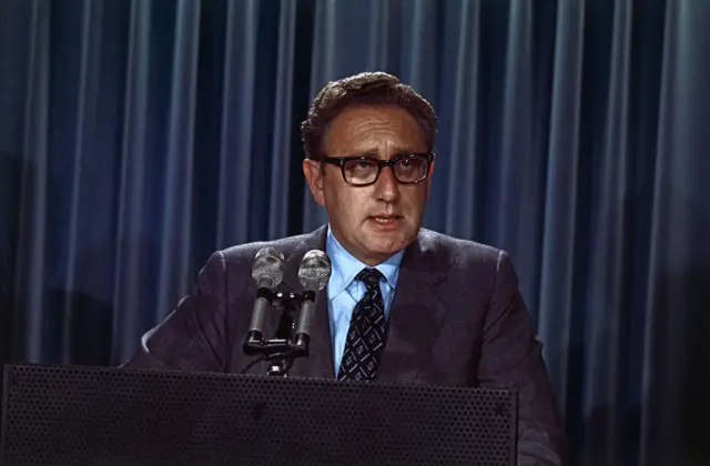 Henry Kissinger: Top US diplomat in Cold War, dies aged 100 - BBC News