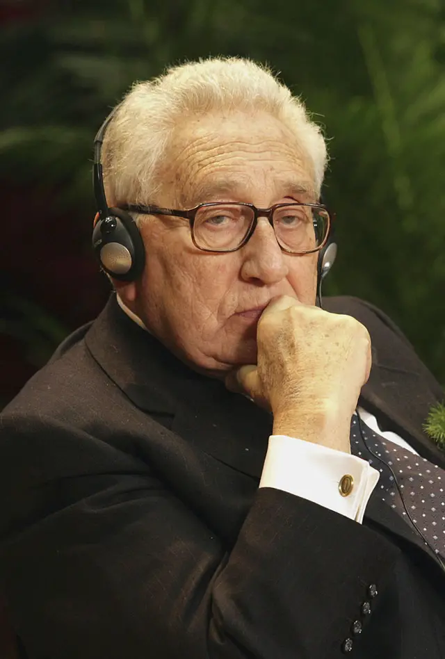 Henry Kissinger: Top US diplomat in Cold War, dies aged 100 - BBC News