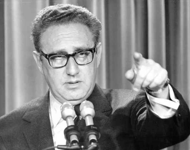 Henry Kissinger: Top US diplomat in Cold War, dies aged 100 - BBC News