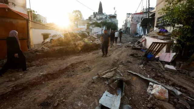 Jenin: Mourners fill streets for funerals as Israel ends assault - BBC News