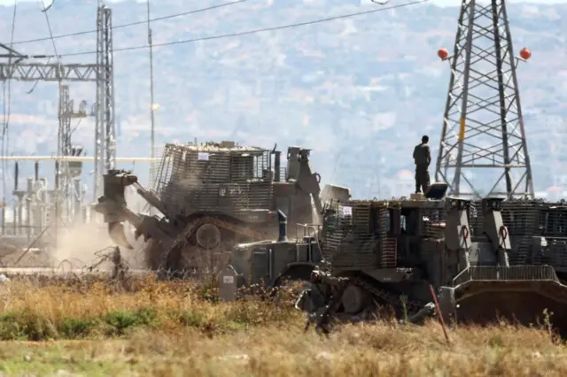Jenin: Mourners fill streets for funerals as Israel ends assault - BBC News