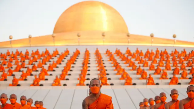 Parties and celebrations across the world ring in 2024 - BBC News