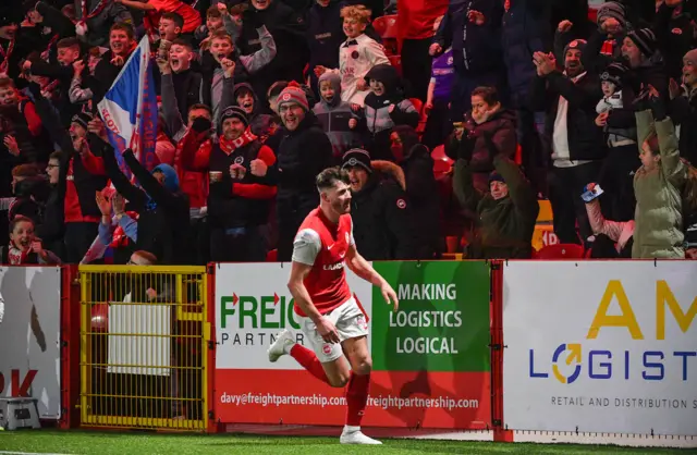 Watch: Irish Premiership - Larne v Glentoran - BBC Sport