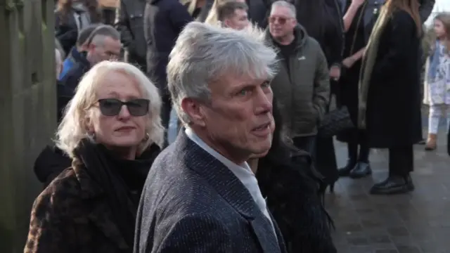 Stone Roses' Ian Brown pays tribute to Mani at funeral - BBC News
