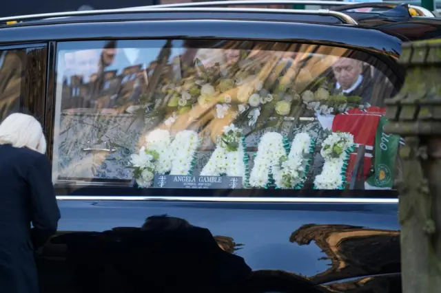 Stone Roses' Ian Brown pays tribute to Mani at funeral - BBC News