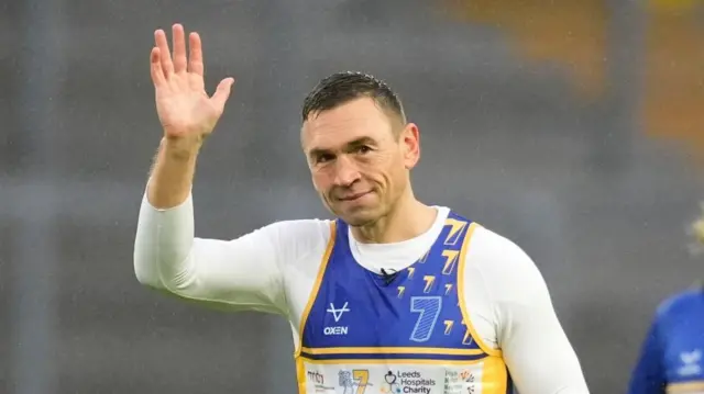 Kevin Sinfield 7 in 7: Together challenge final leg in Leeds - BBC News