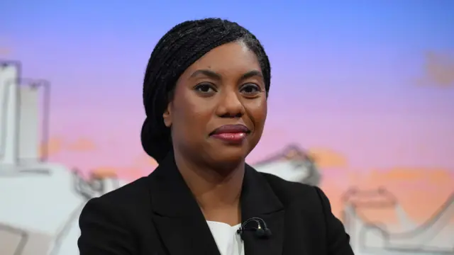 Swinney accused of 'miserly' tax cuts in the budget at FMQs - BBC News