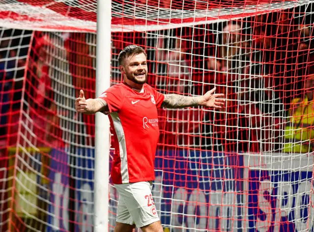 Highlights: Linfield leave it late to beat Sky Blues - BBC Sport