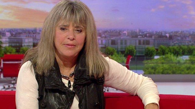 Suzi Quatro donates bass guitar to Chelmsford Museum - BBC News
