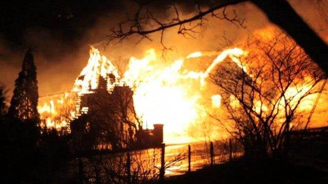 Norway fire chars wooden village of Laerdalsoyri - BBC News