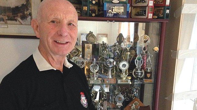 Referee Brian Stevens, 75, takes charge of 3,003rd match - BBC News