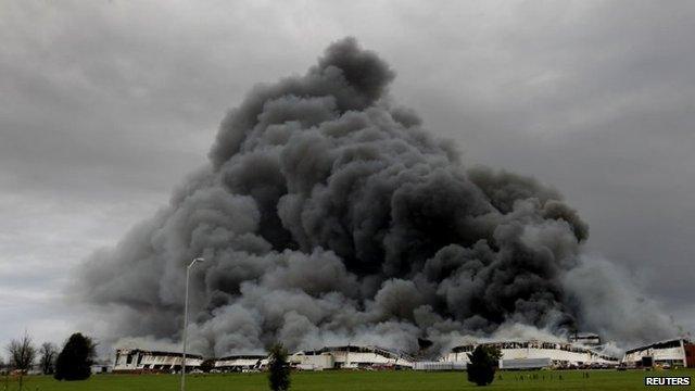 GE warehouse in Kentucky engulfed by massive fire - BBC News