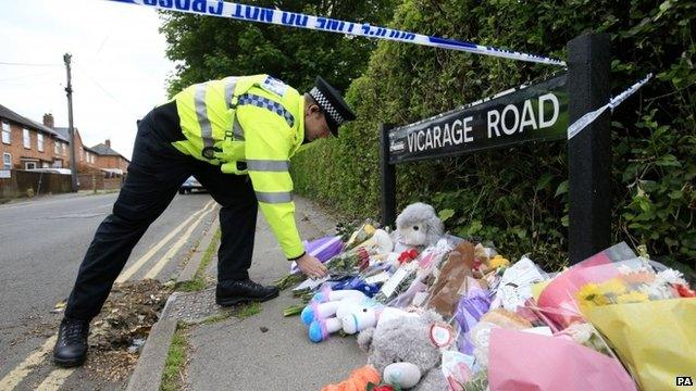 Didcot killings: Church opens for tributes - BBC News