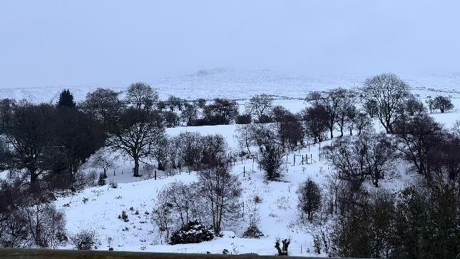 Snow causes Shropshire power cuts and school closures - BBC News