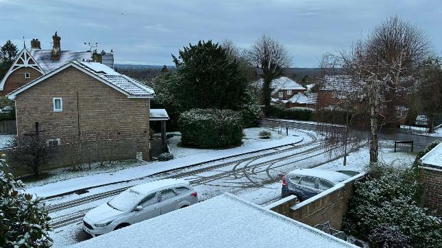 In pictures: Snow falls in parts of Surrey - BBC News